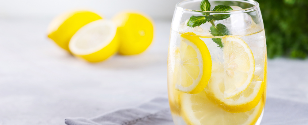Cómo hacer agua con limón: beneficios y consejos para una mañana más ...