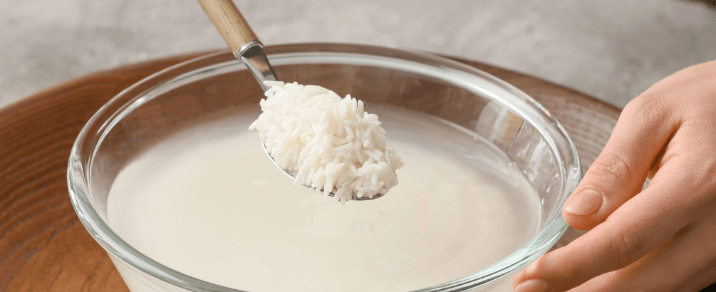 Hur man gör risvatten för hår: Fördelar & Förhållande