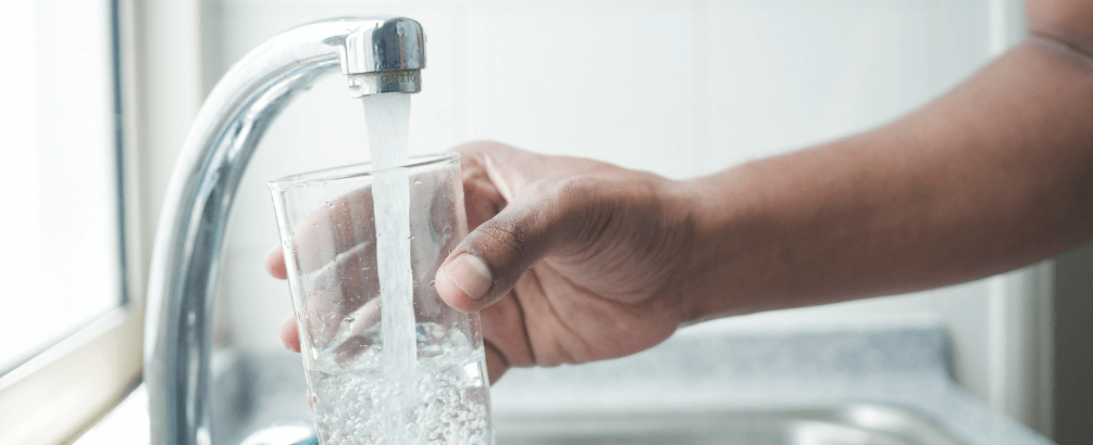 Woda z kranu a woda z odwróconej osmozy: która jest najlepsza?